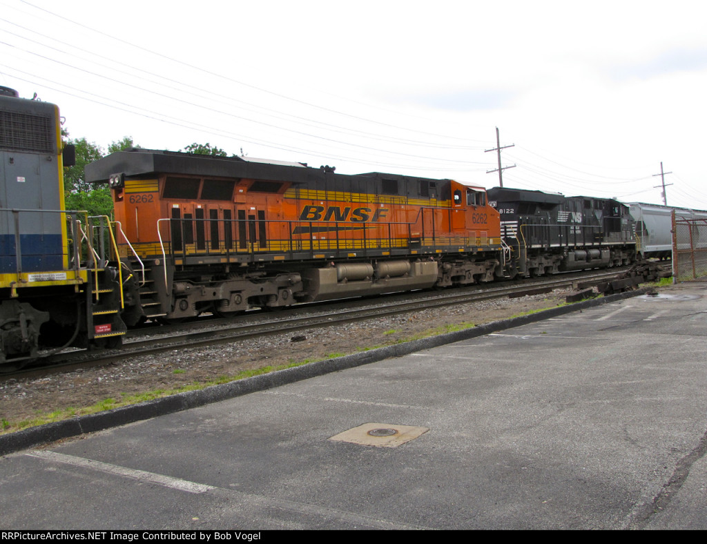 BNSF 6262 and NS 8122